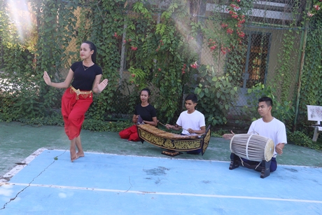 Người "truyền lửa" cho nghệ thuật múa dân tộc - Vĩnh Long Online